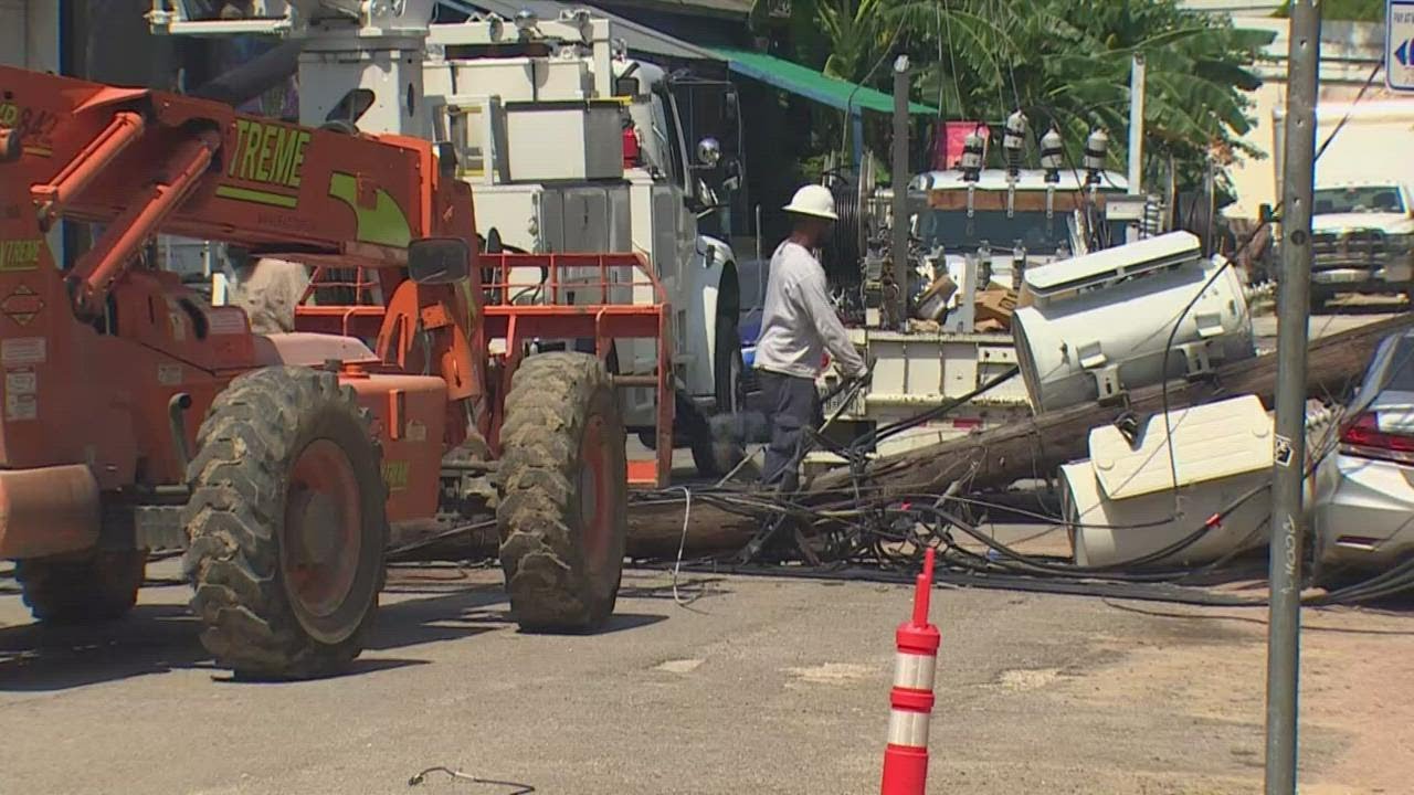 Forklift drags down power line in Houston's Warehouse District - YouTube