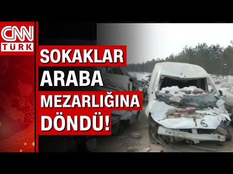 Deprem bölgelerinde sokaklar araba mezarlığına döndü!