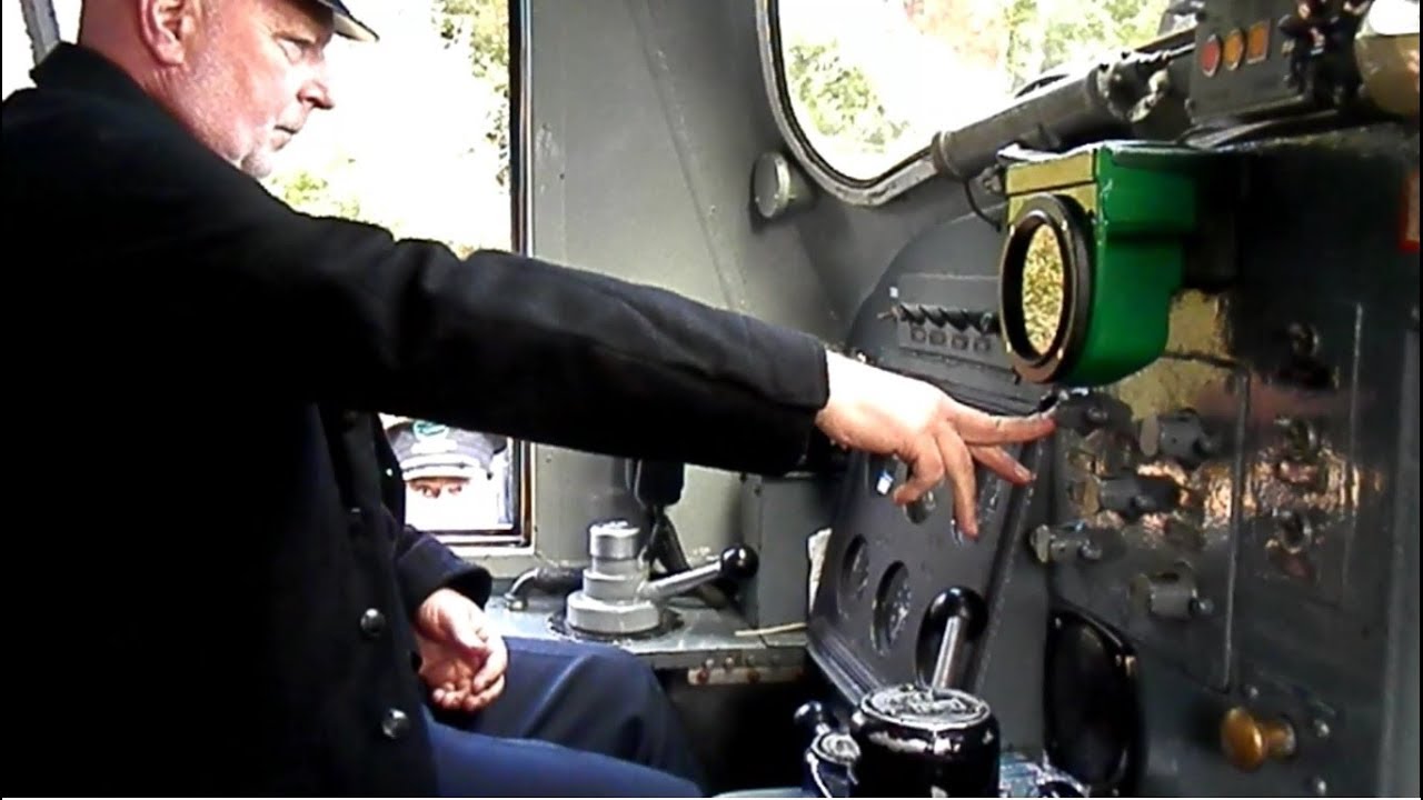 Starting a 3300HP deltic locomotive - YouTube