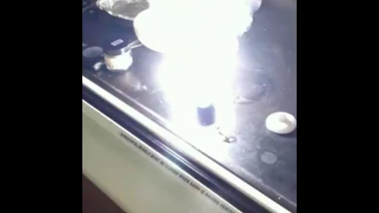 Igniting A Mixture of Magnesium Powder and Dry Ice Powder - YouTube