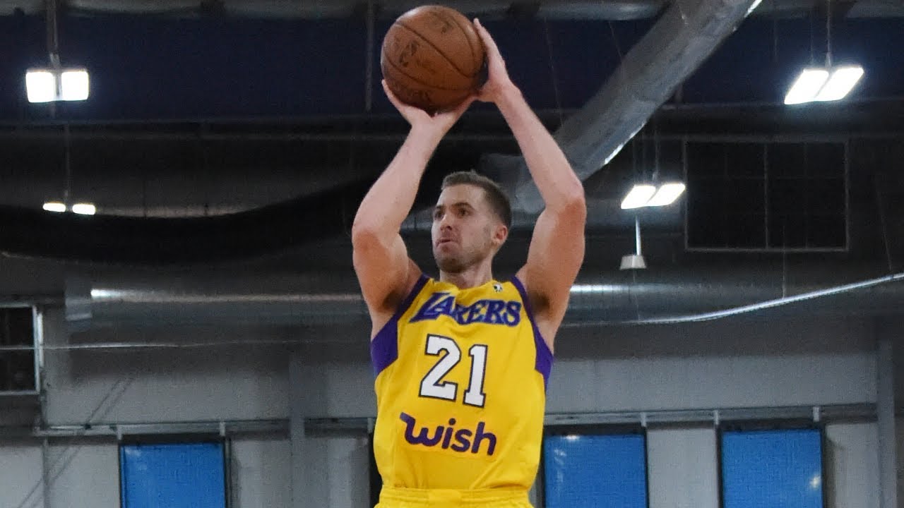 Travis Wear drains 7 3-pointers in Lakers' win - YouTube
