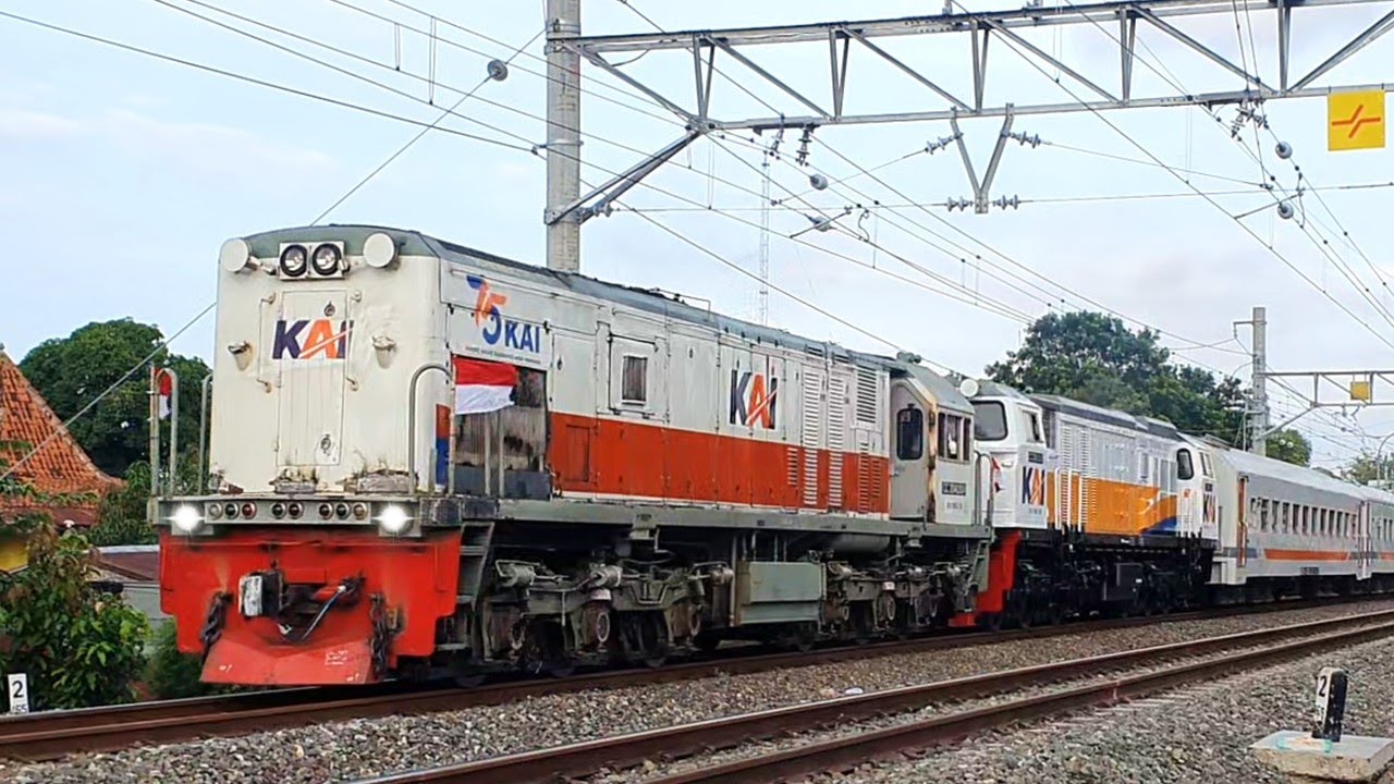 KERETA API BERKEPALA DUA YANG UNIK ! Lokomotif Kereta Api Spesial Bawa ...