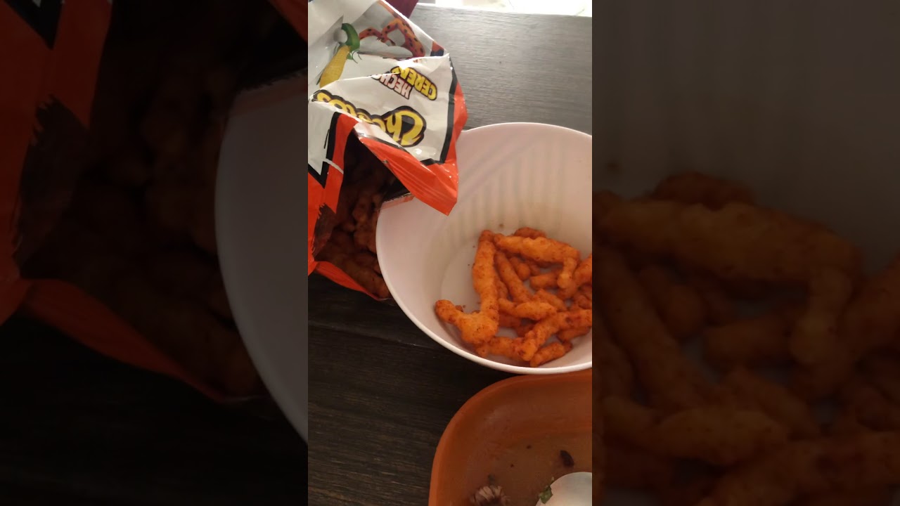 Tutorial de como comer Cheetos - YouTube