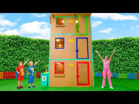 Chris e seus amigos brincam com uma casa gigante de papelão
