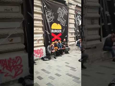 Taksim , İstiklal Caddesinde  Kürtçe Şarkı Söyleyen Gençler.. ( Muhteşem Söylüyorlar )