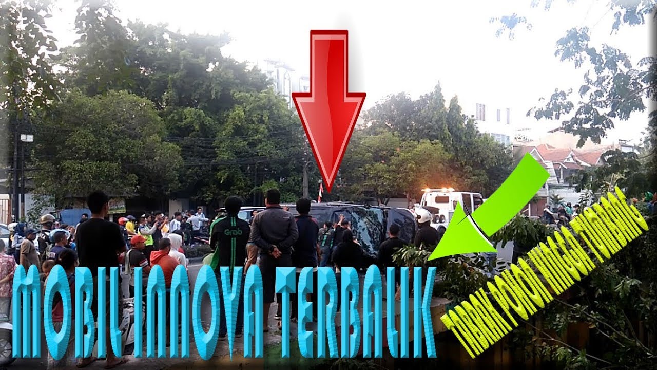 MOBIL INNOVA TERBALIK TABRAK POHON HINGGA TUMBANG | KECELAKAAN MOBIL ...