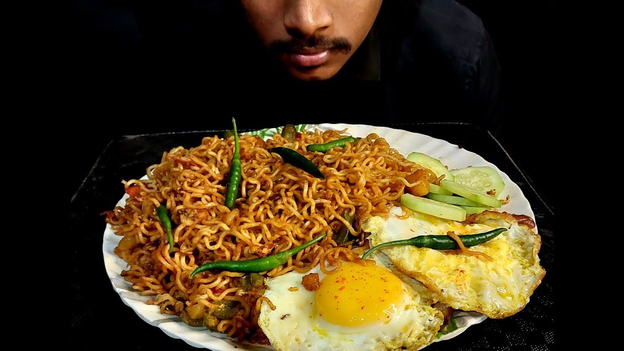 Eating of Masala Maggi noodles 🍜 😋with green chilies🌶 & Sunny side up ...