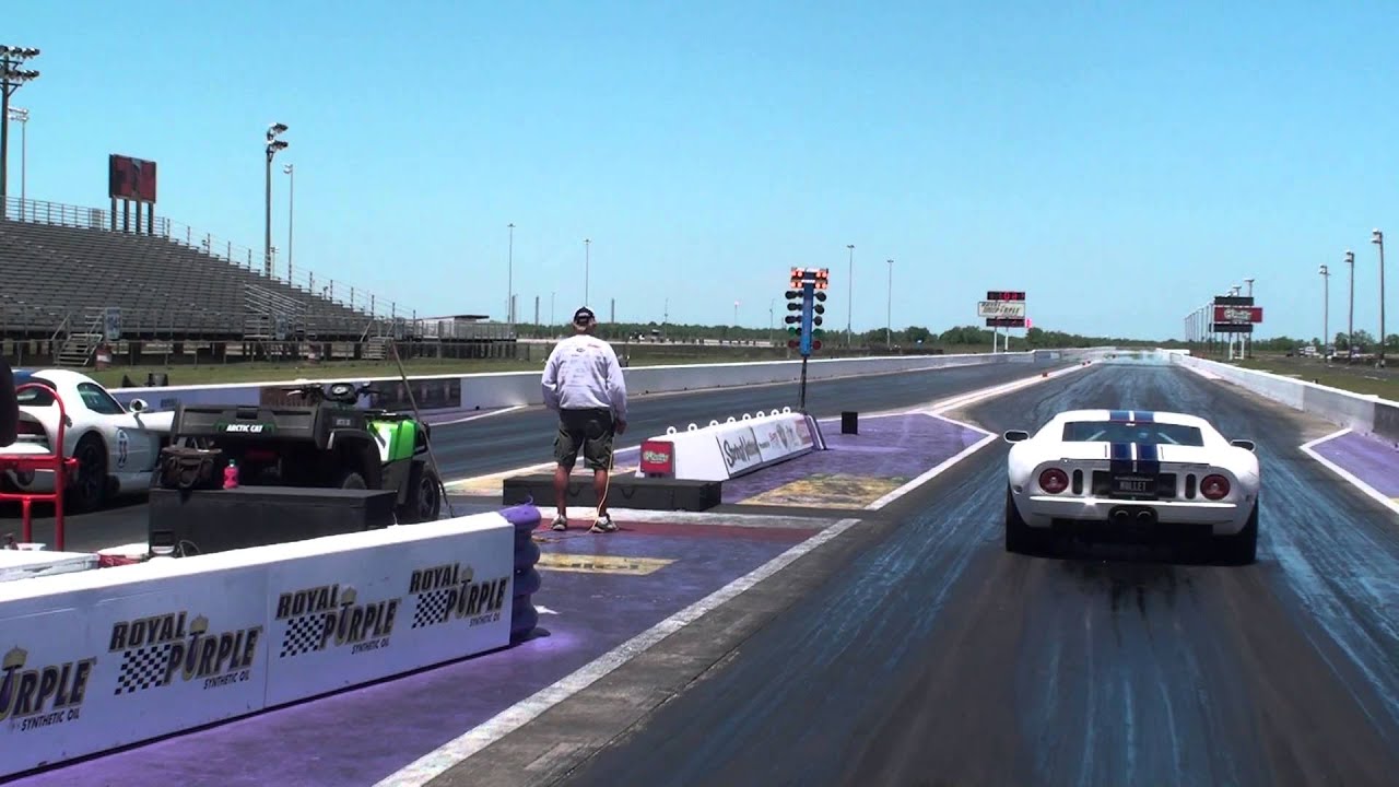 Drag race between 2 supercars - YouTube