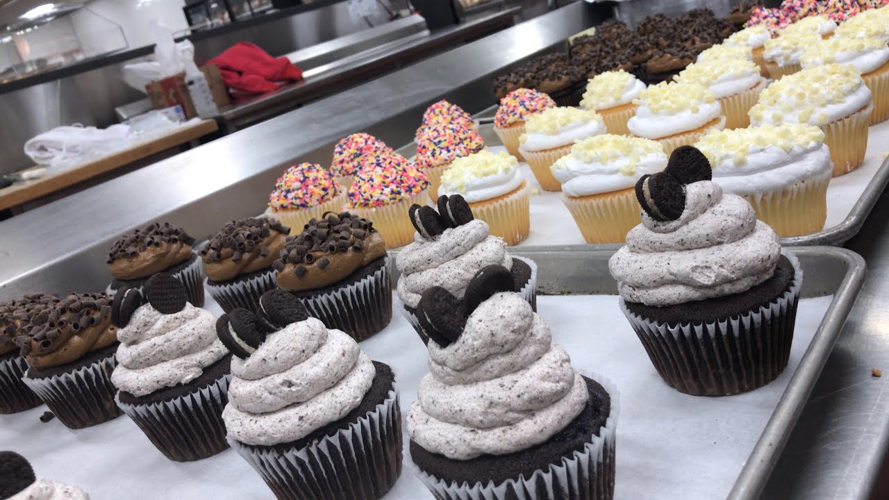 How to Decorate Jumbo Cupcakes |Cakes by NyRae J - YouTube