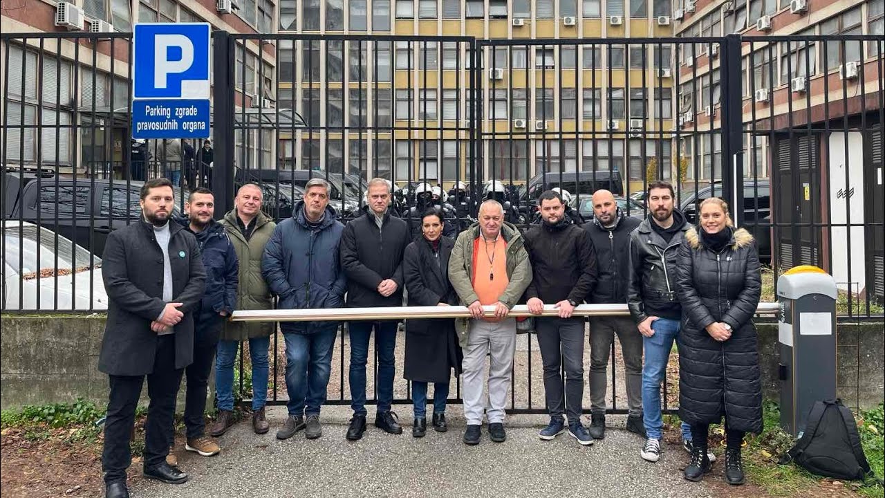 Blokirani svi ulazi u sud, veliki broj policije nalazi se u dvorištu ...