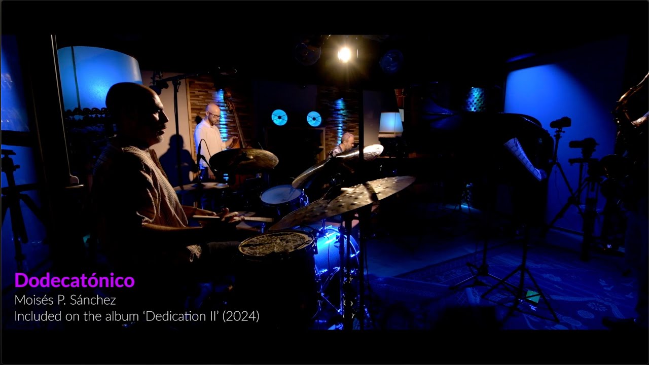 Dodecatónico - Moisés P. Sánchez - YouTube