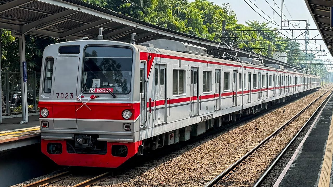 KRL Commuter Line di Stasiun Universitas Pancasila! TM 7000, JR 205 ...