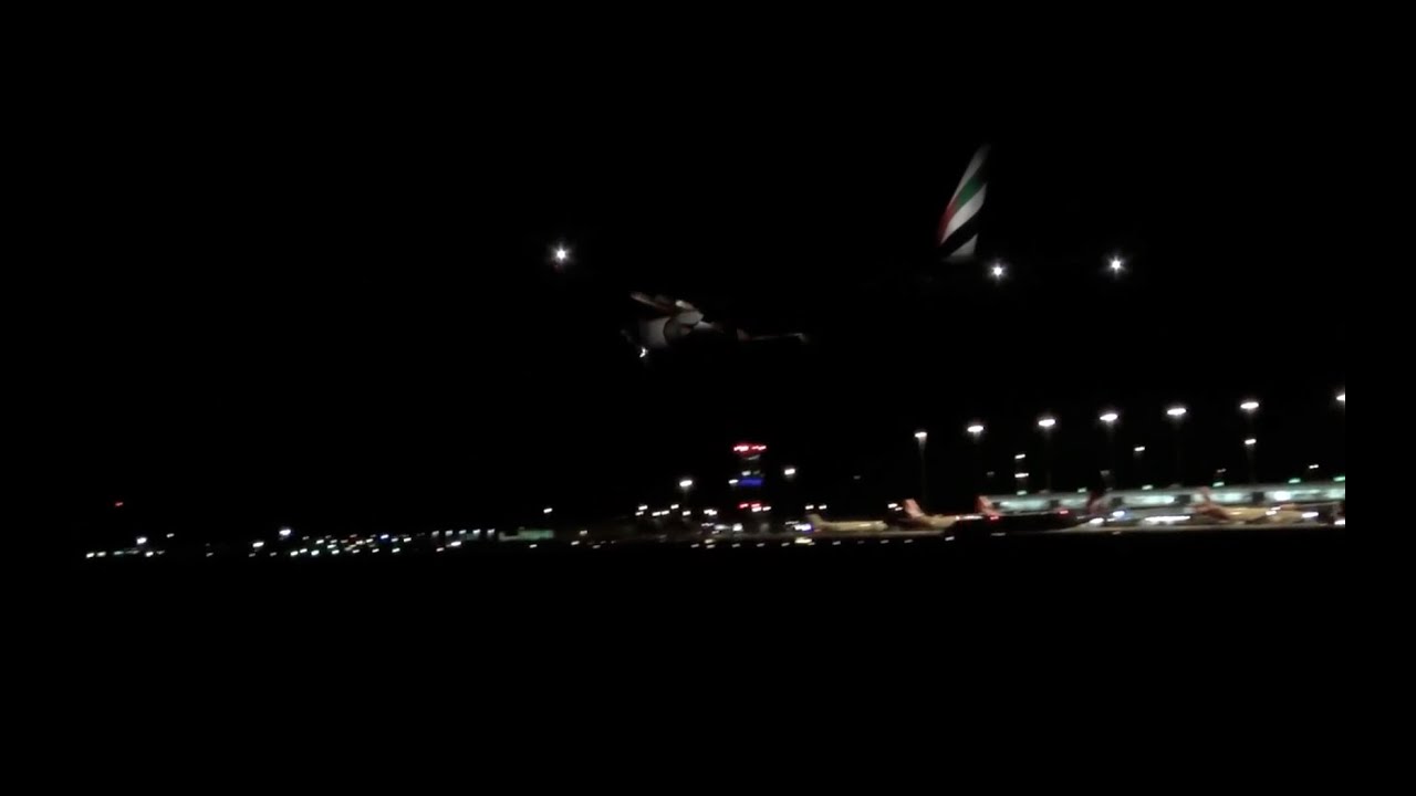 Emirates Boeing 777-300ER By Night, Landing into Adelaide International ...
