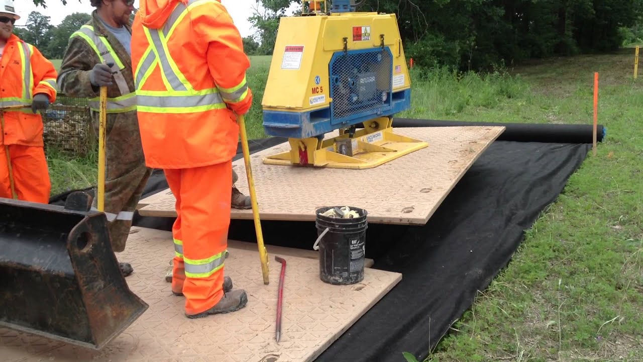 Vacuworx MC5 Vacuum Lifter Handles Dura-Base Mat Systems - YouTube