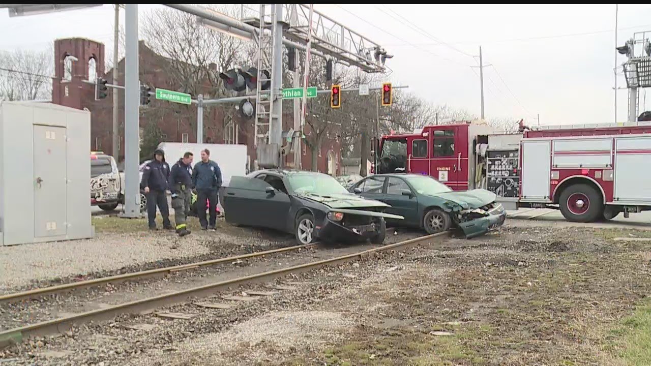 Railroad crossing gate damaged in Youngstown crash - YouTube