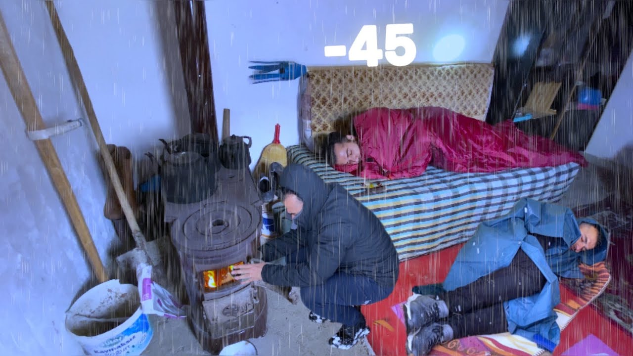 Extreme winter snow storm -45° Hiding in an Abandoned Hunting Cabin ...