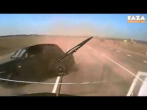 Araba dikkatsizce şerit değiştiriyor