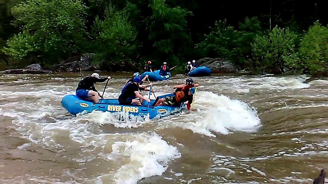 Potomac Rafting - Raft Attempts Surf at TumbleDry Below Harpers Ferry ...