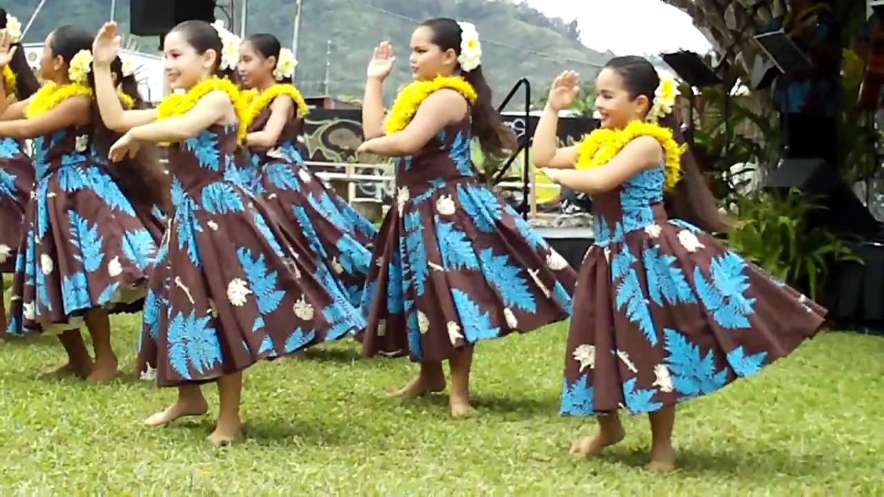 Her Amazing Hula Performance - YouTube