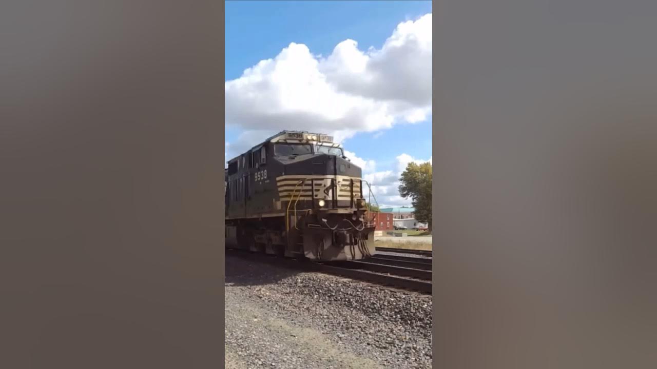 High speed intermodal with ns dash 9 with k5lla - YouTube