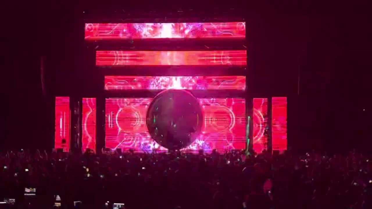Subtronics fractals tour stage reveal Seattle - YouTube