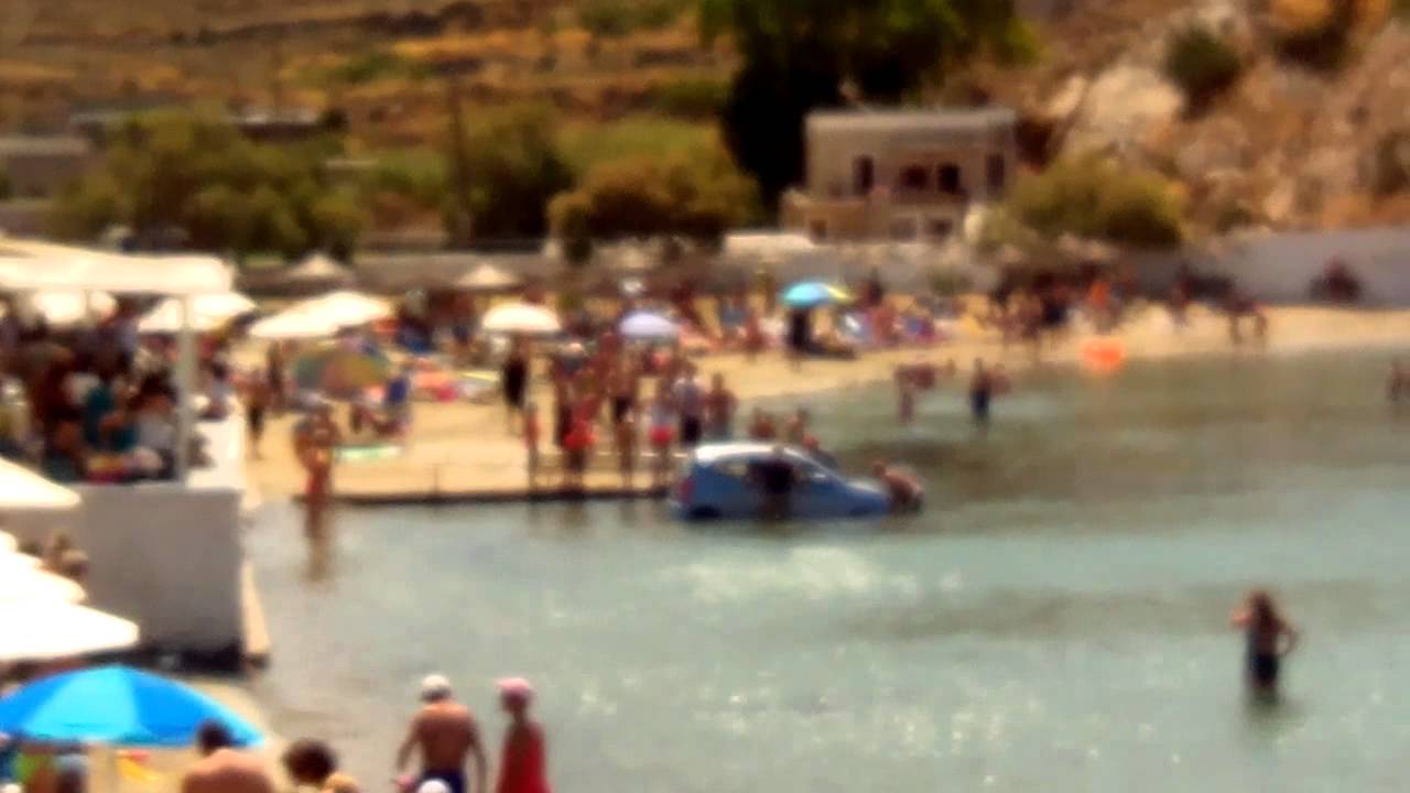 Αυτοκινητο στην θαλασσα(Βαρη-Συρος) - YouTube