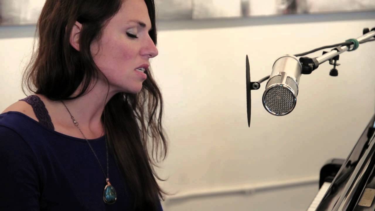 Sarah Noni--Wolves--LIVE at Gallery Fontana Swing - YouTube