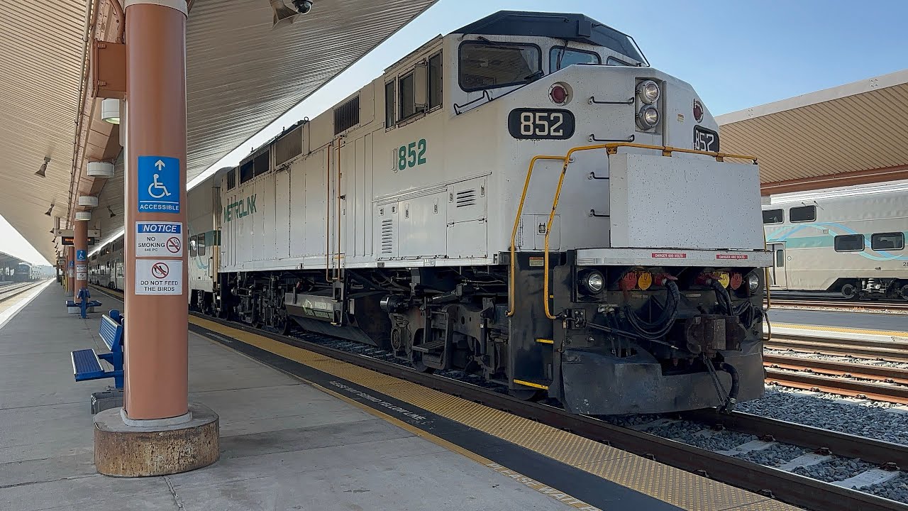 Metrolink Trains at Union Station - YouTube