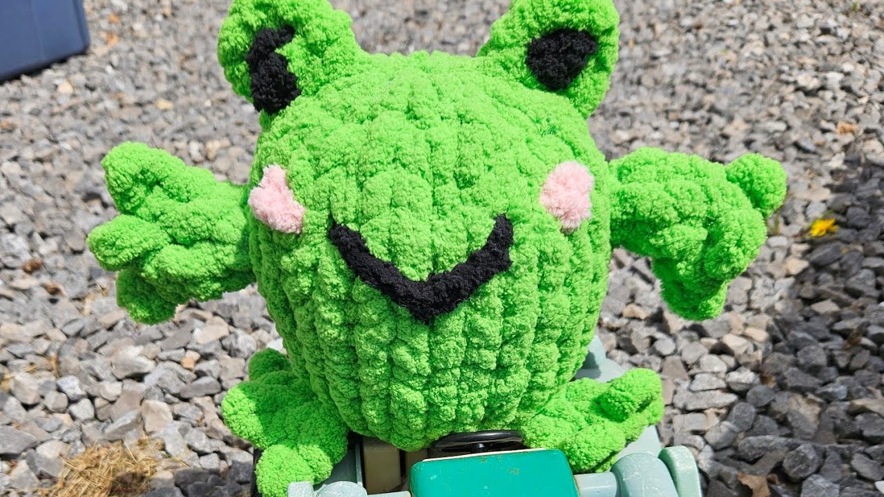 FREE Fingerknit Frumpy Frog Tutorial by @thefrumpywitch - YouTube