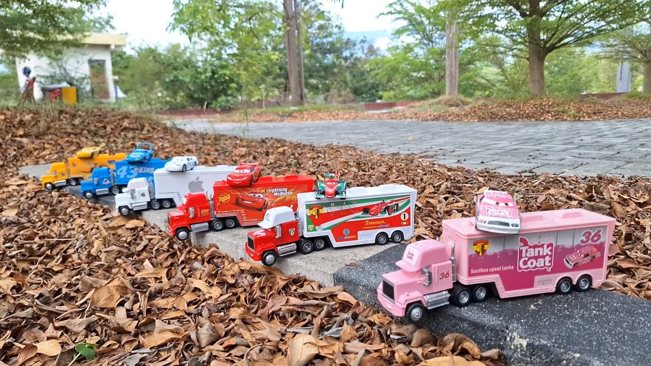 Disney Pixar Cars Lightning McQueen, Mater, Fillmore, Frank | Play in ...