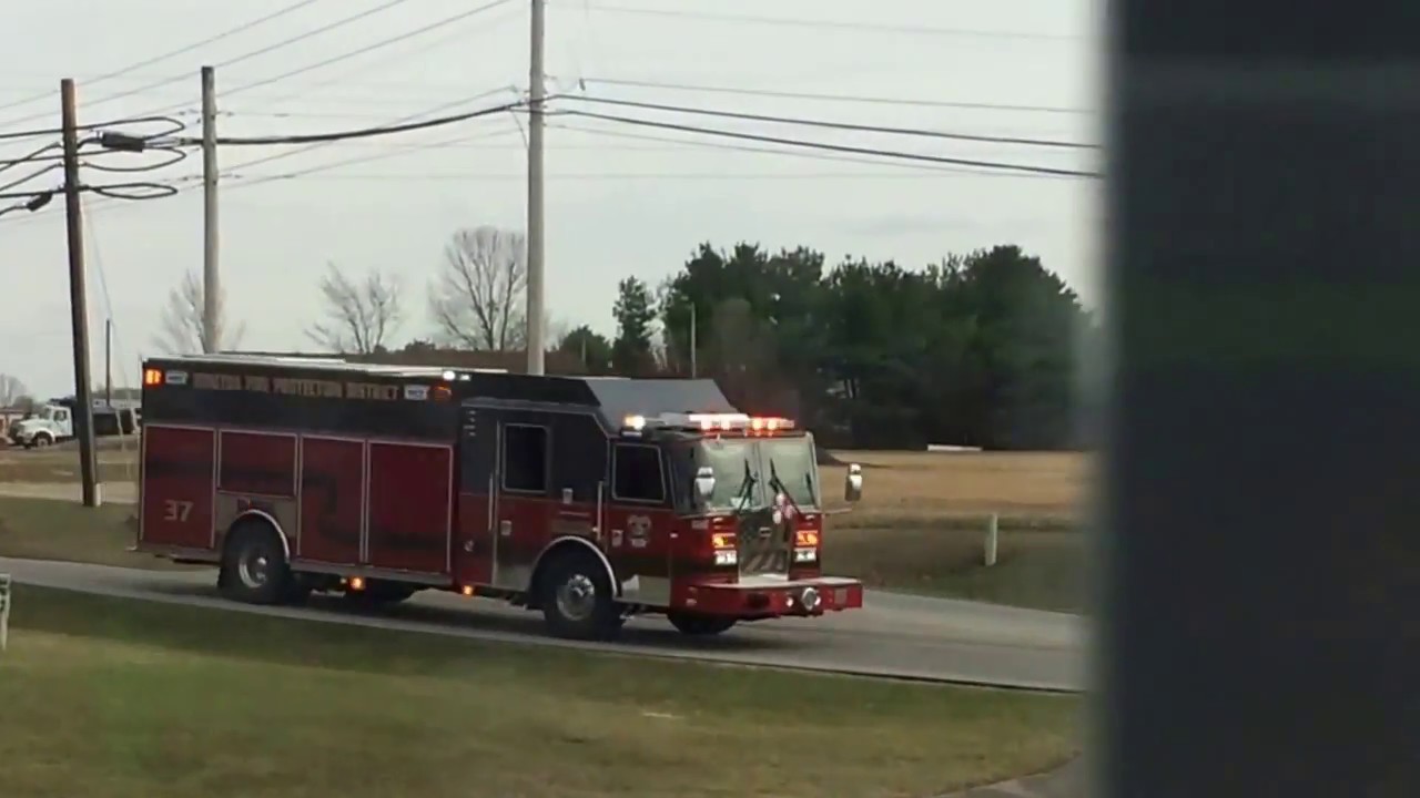 Zoneton Fire Dept. Engine 8137 and Bullitt Co. EMS Responding Code 3 ...