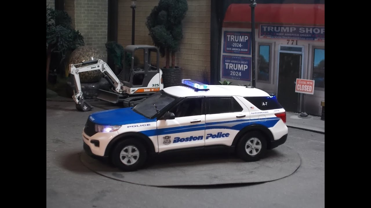 Boston Police 1/24 scale Ford Explorer with lights. - YouTube