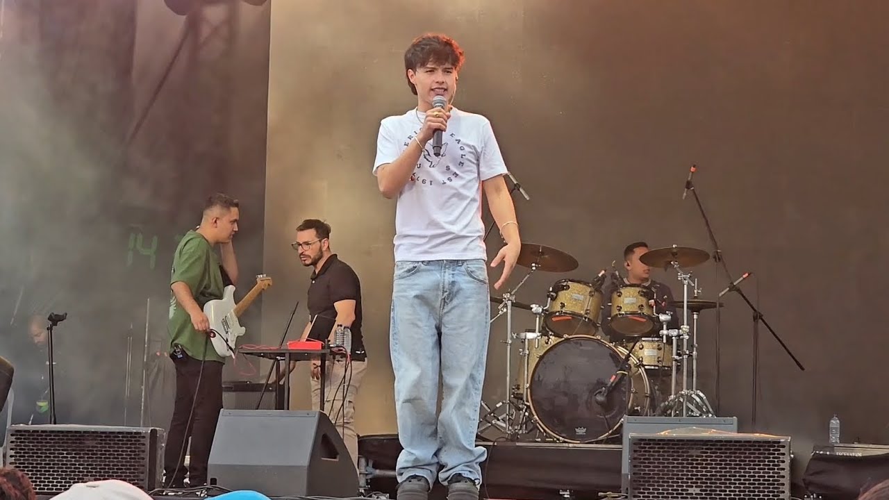Juanse Laverde en concierto en vivo apoyando la caminata de la ...