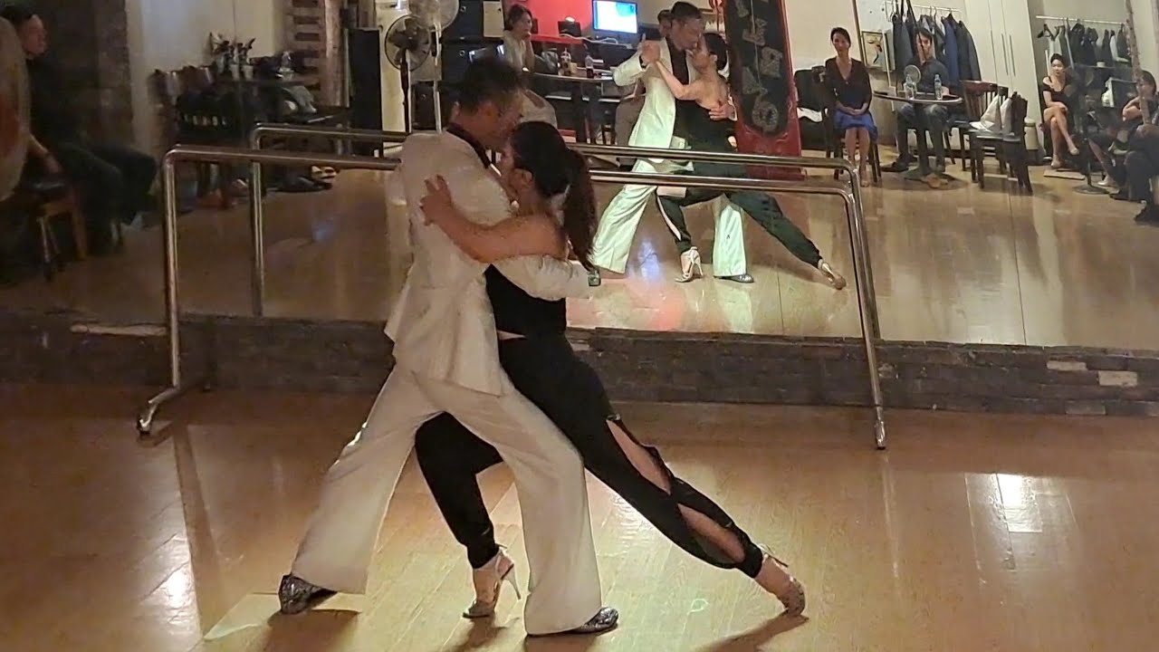 #점프 #salto con sliding pose y cortado #탱고레슨 #tango lesson #섀넌y라우 - YouTube