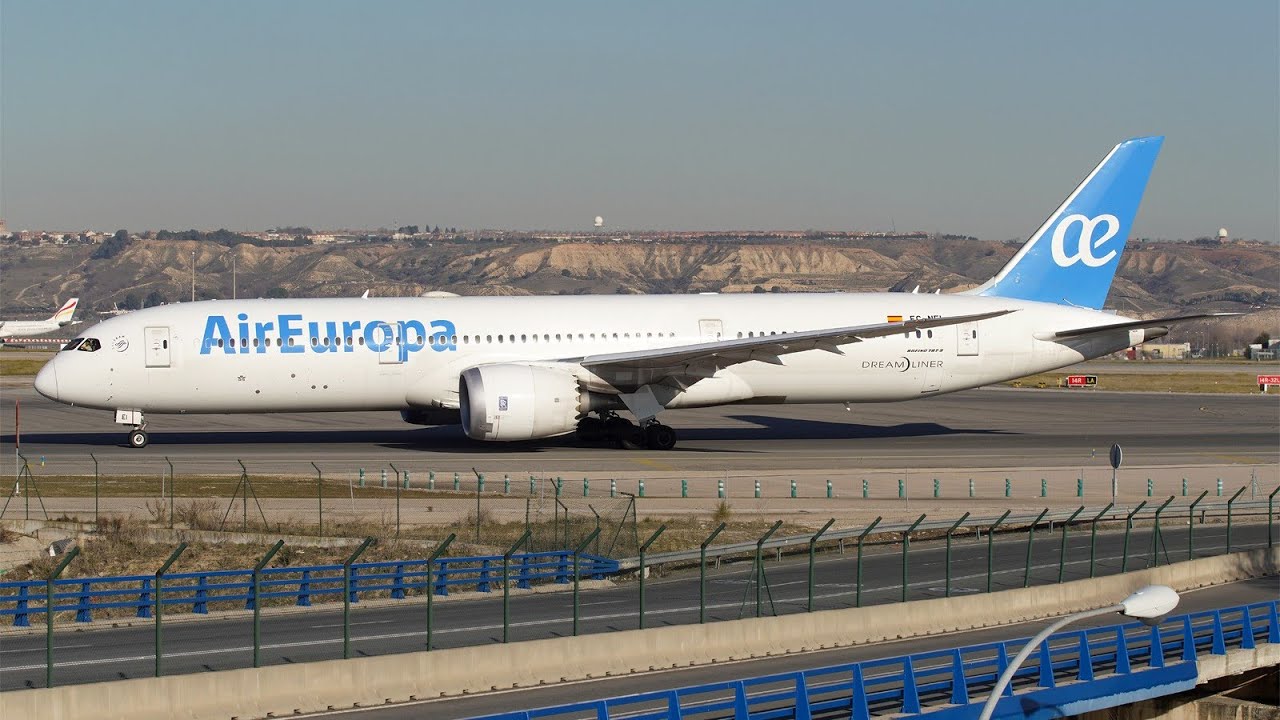 Flying Europe's shortest Boeing 787 flight - YouTube