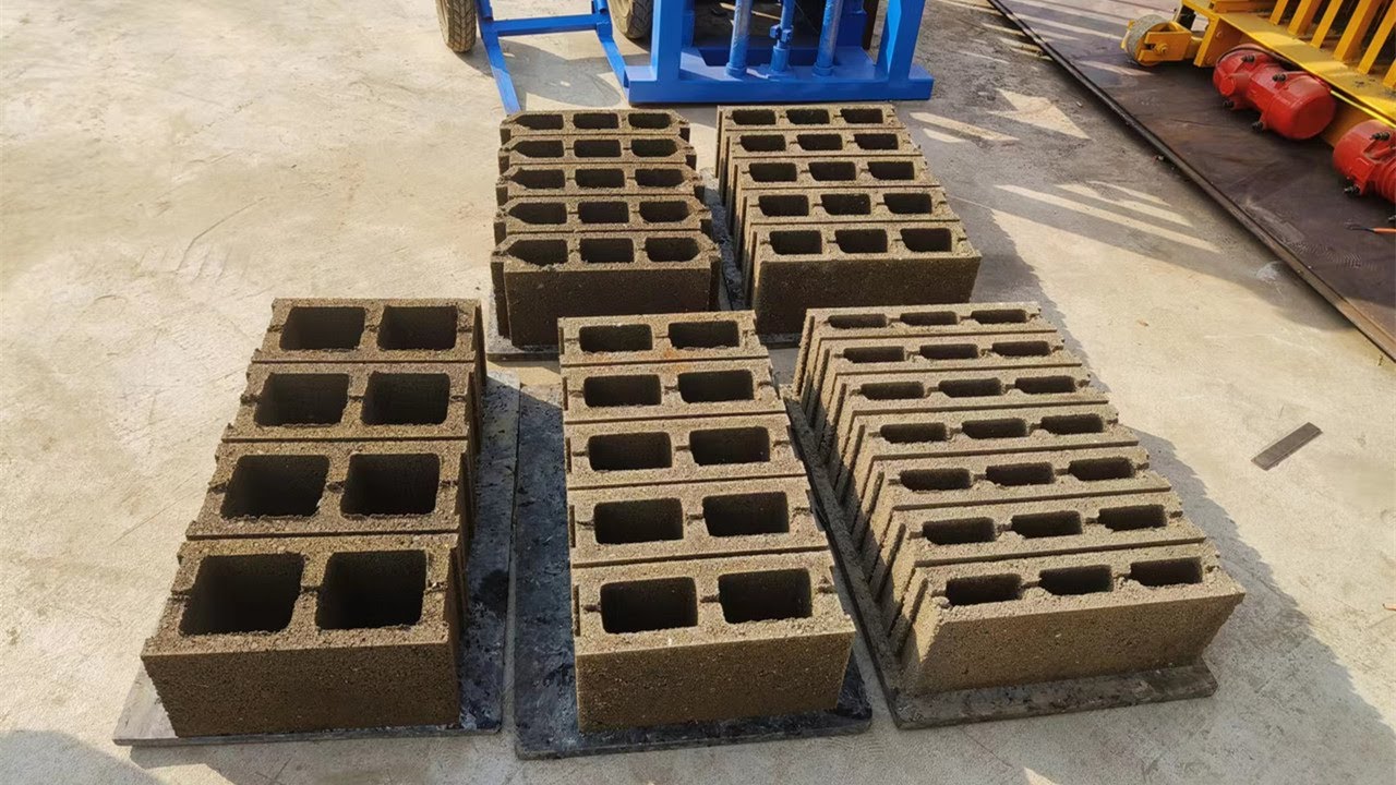 Moving concrete hollow block making machine egg laying machine makes ...