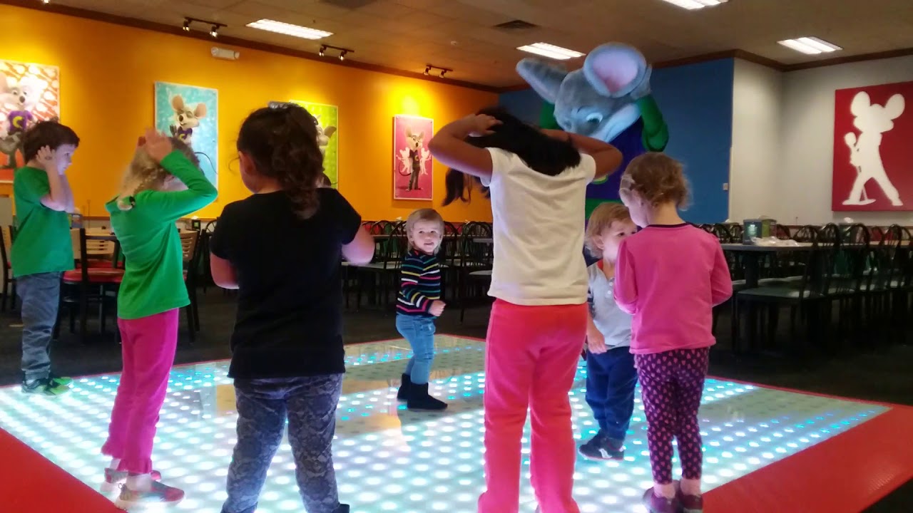 Kids dancing with Chuck e cheese - YouTube