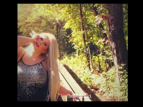 The pretty afternoon sunshine ☀️ #model #sun #naturephotography #nature #blonde #curves #trees