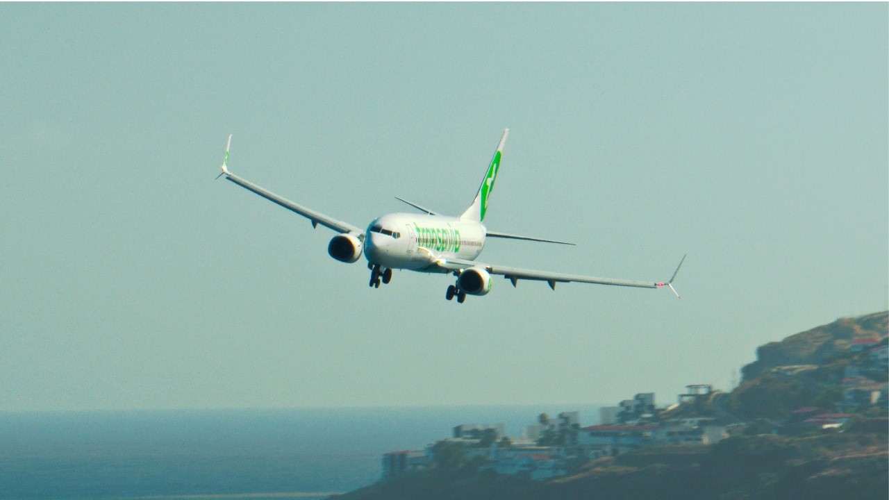 IMPRESSIVE PILOT SKILLS Transavia B737 At Madeira Airport - YouTube