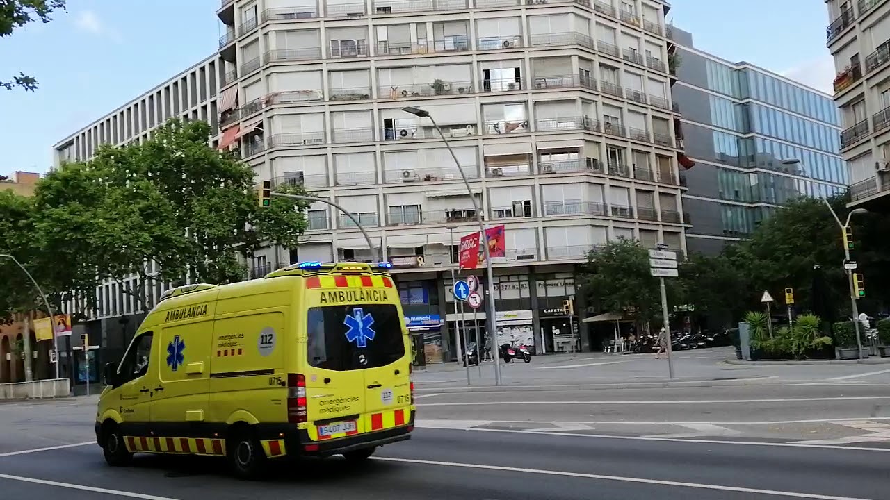 Ambulancia 112 acudiendo a un servicio urgente - YouTube