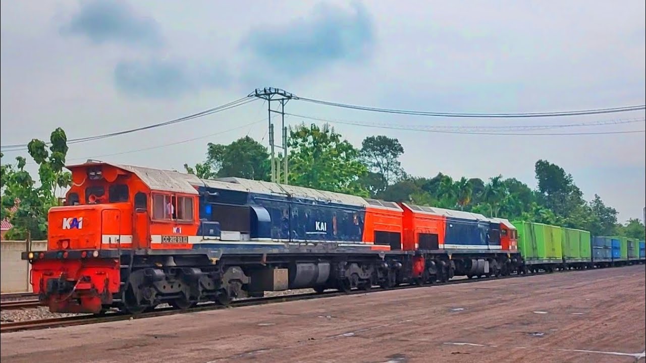 KERETA BABARANJANG MELAJU MELEWATI STASIUN MERAPI LAHAT ️ #keretaapi # ...