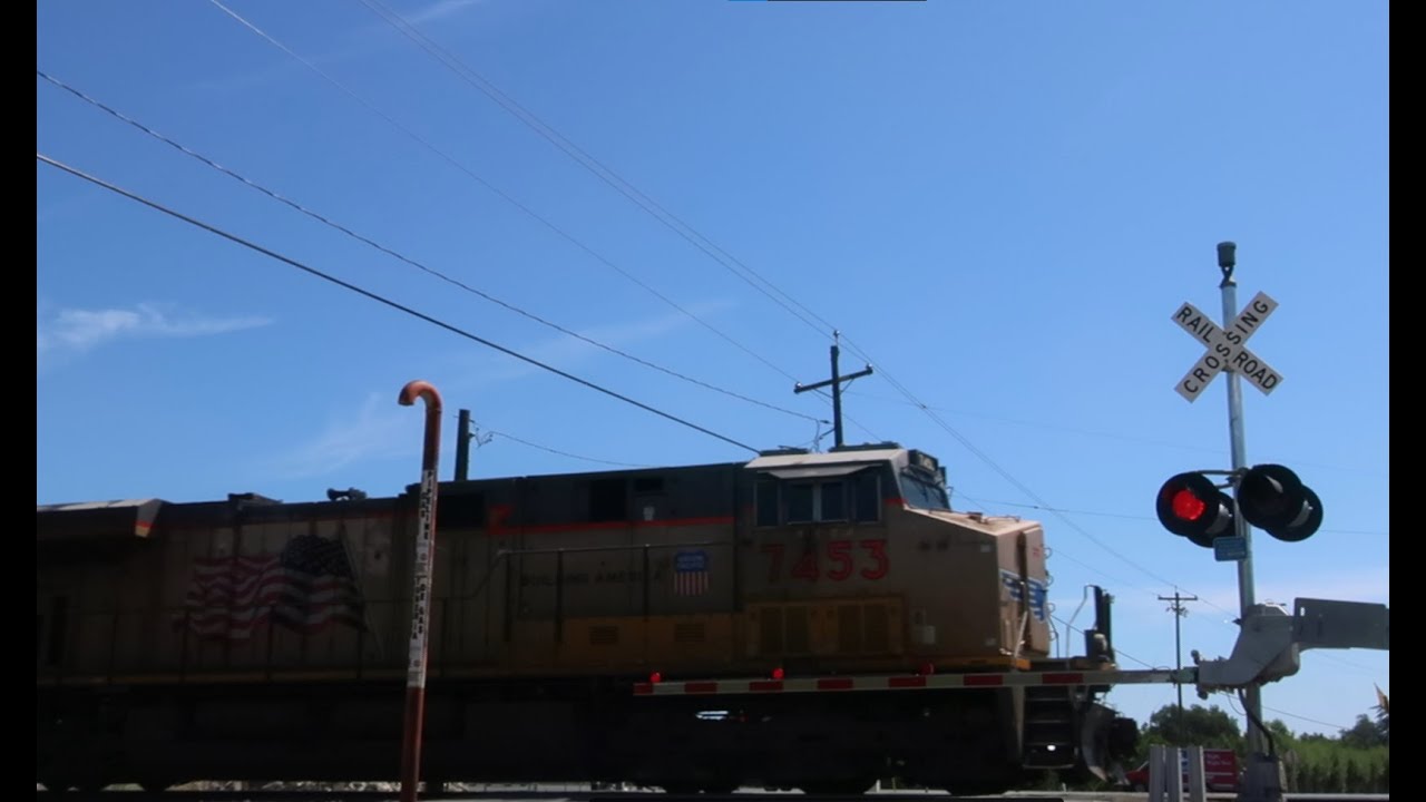 Sick E-Bell replaced!︱UP 7453 Passes The Evans Reimer Rd Railroad ...