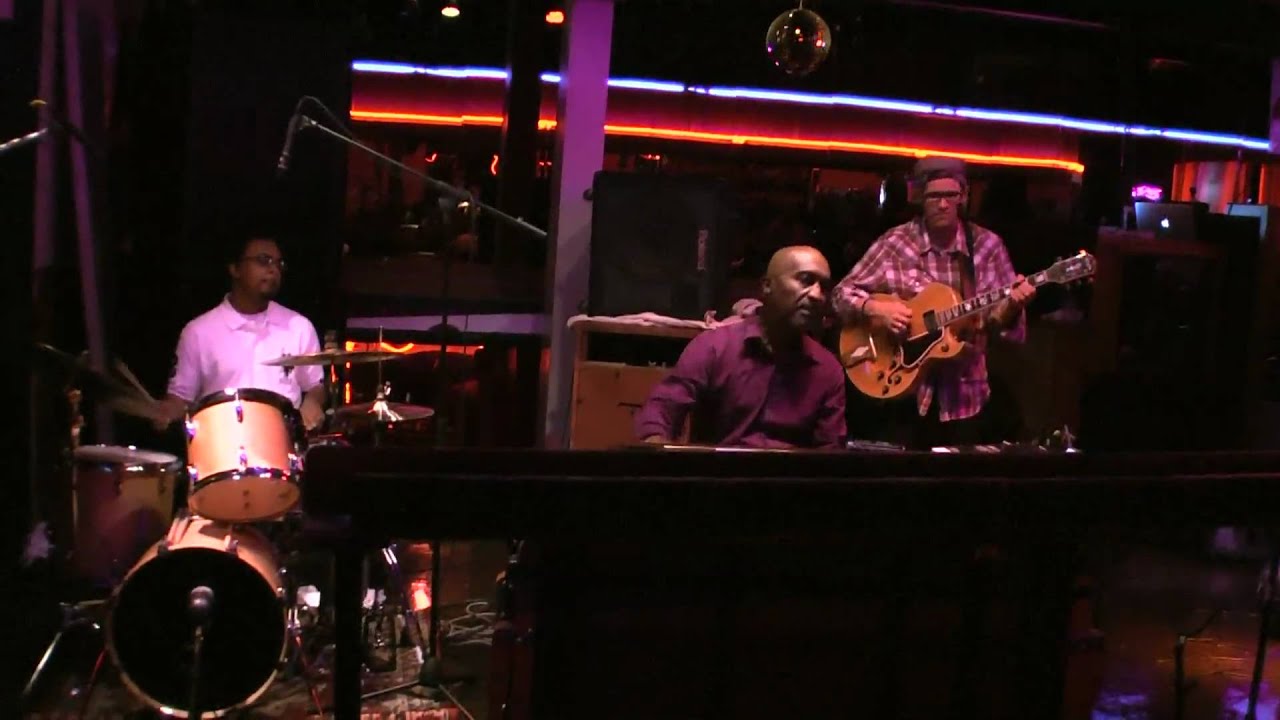 Jazz keyboardist Bobby Floyd performs 'Amen' at The Lobby Lounge - YouTube