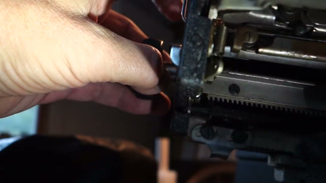 Carriage release and rack, Royal KMM typewriter - YouTube