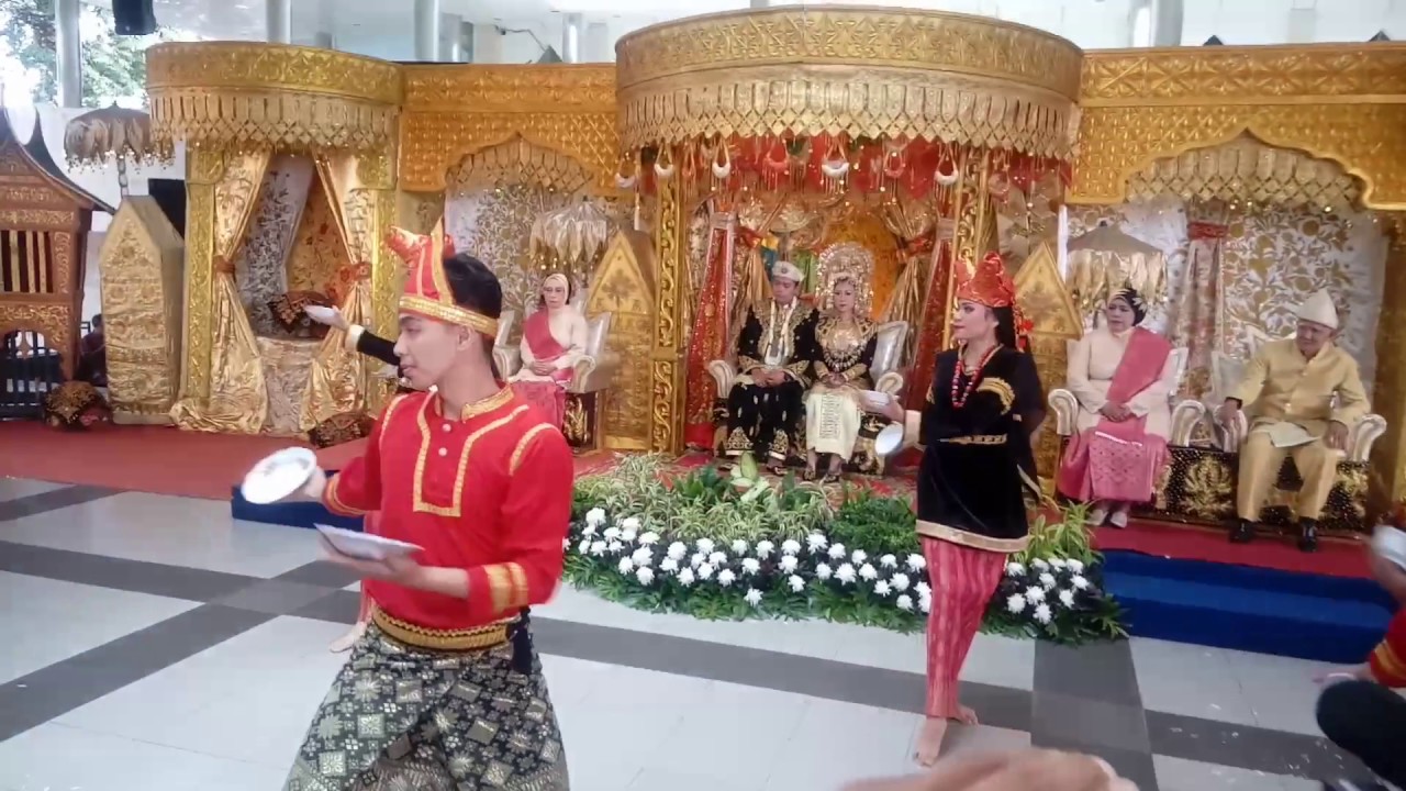 Minang dancing piring - YouTube