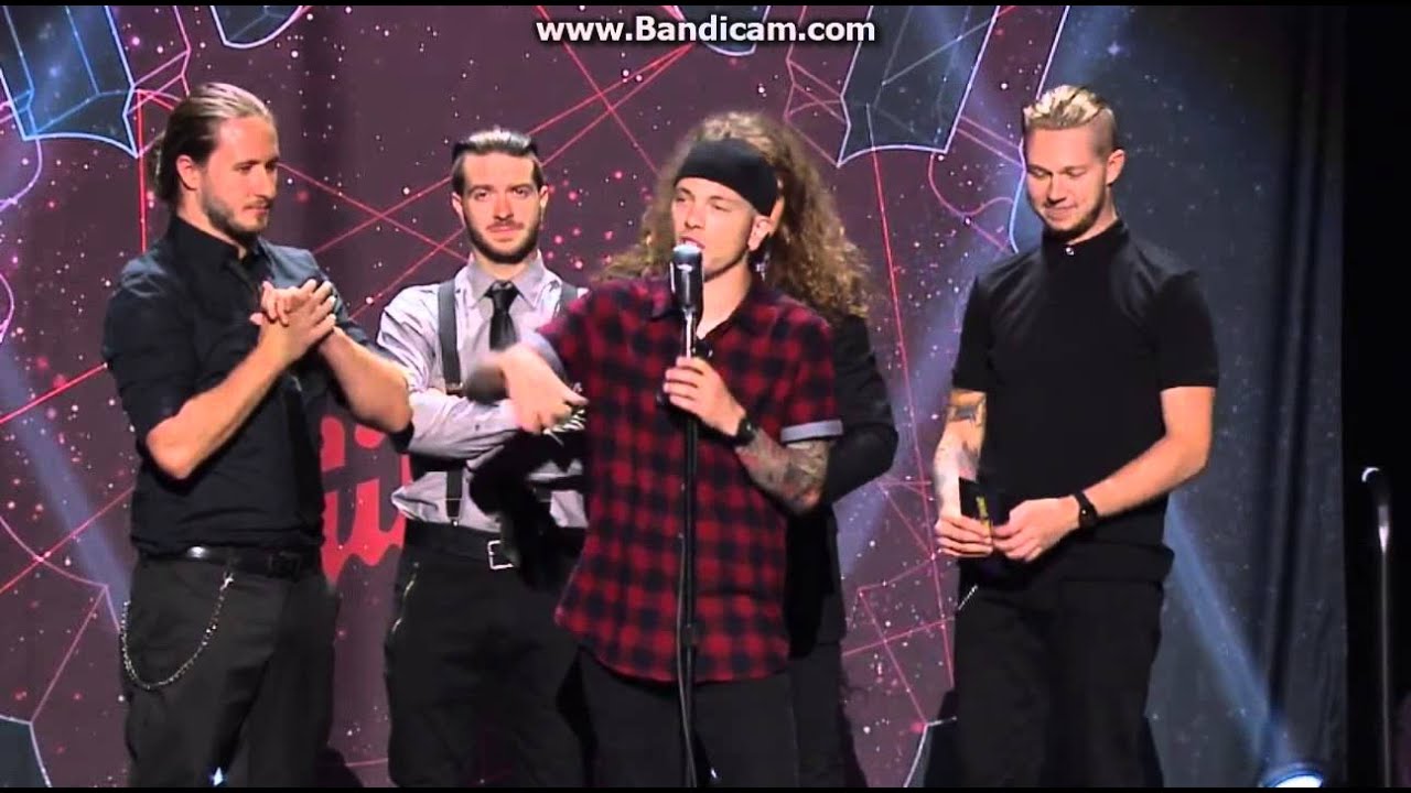 The 1975 win the APMA for Best International Band - YouTube