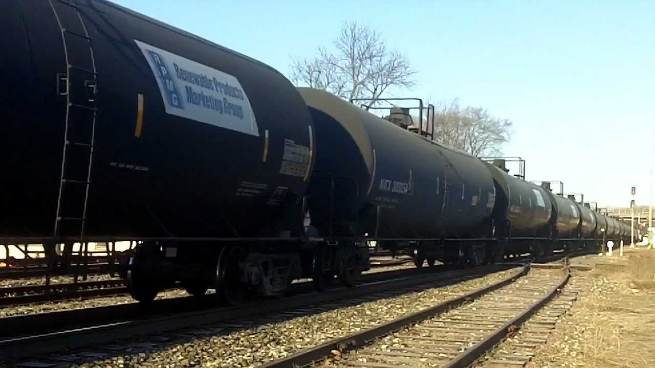 CN 2546 & CSX 9028 East In East Dubuque, IL - YouTube