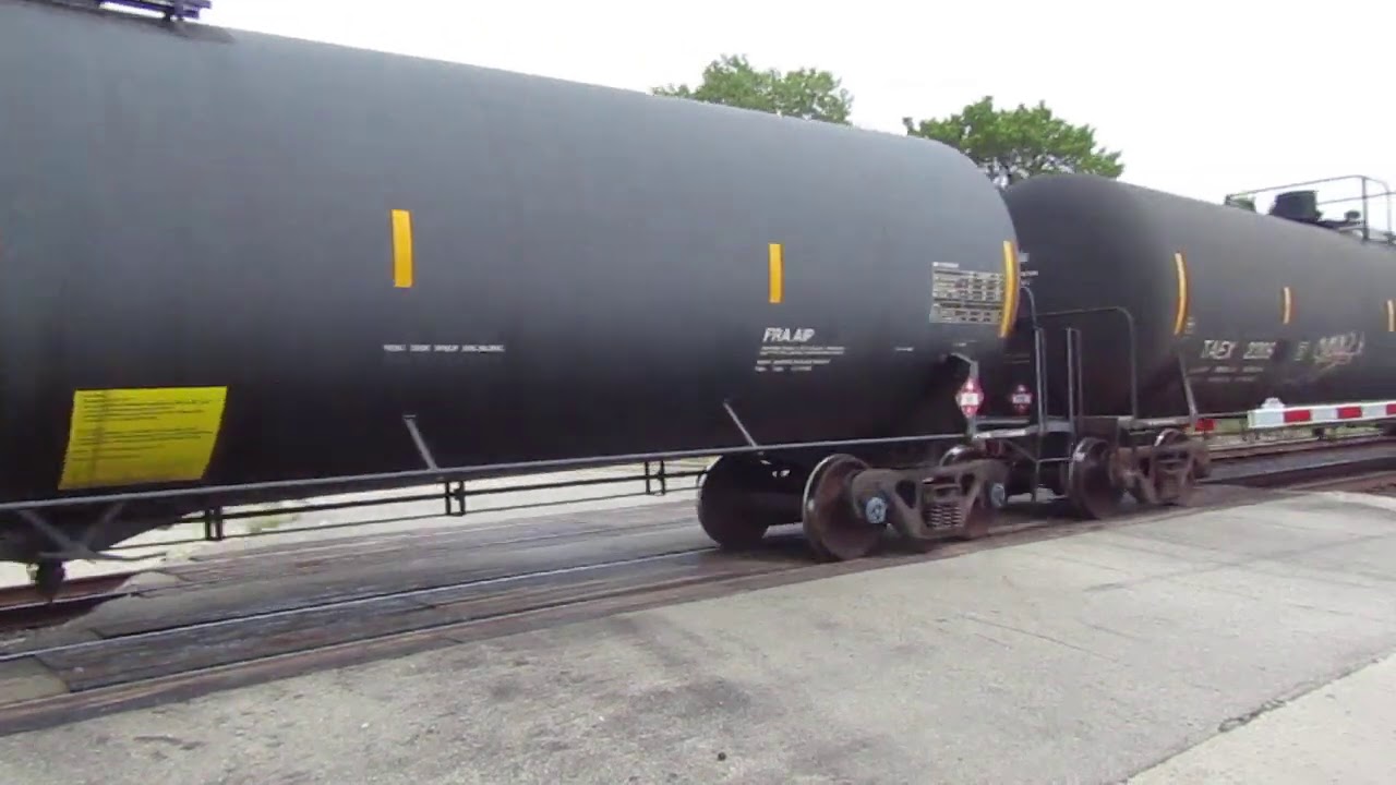Northbound UP 2595 and UP 6693 on the Union Pacific Gurnee - YouTube