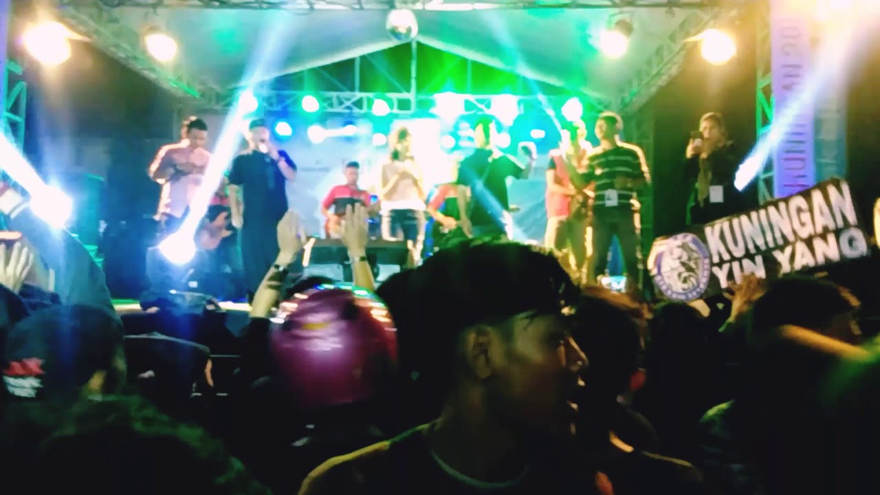 KEMESRAAN-IWAN FALS... Live in Pandapa,Kuningan City - YouTube