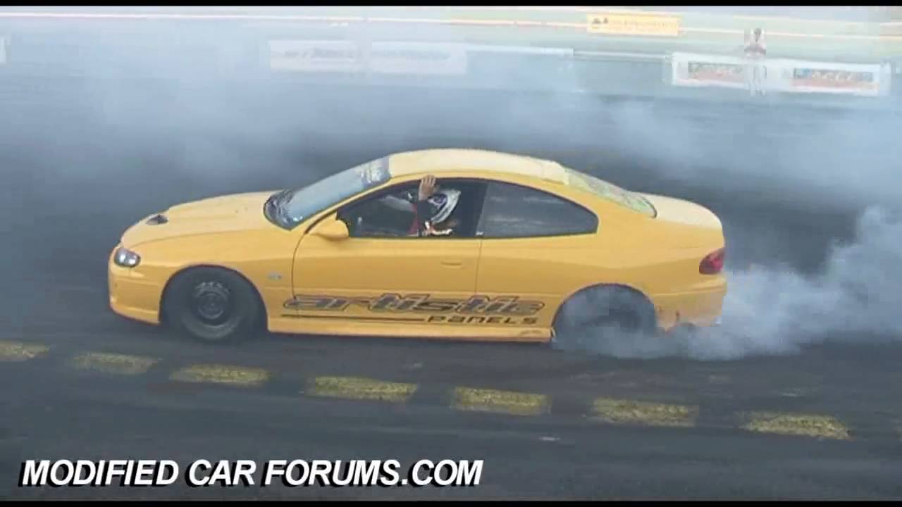 Yellow Monaro UPSET8 burnout at Easternats 2009 - YouTube